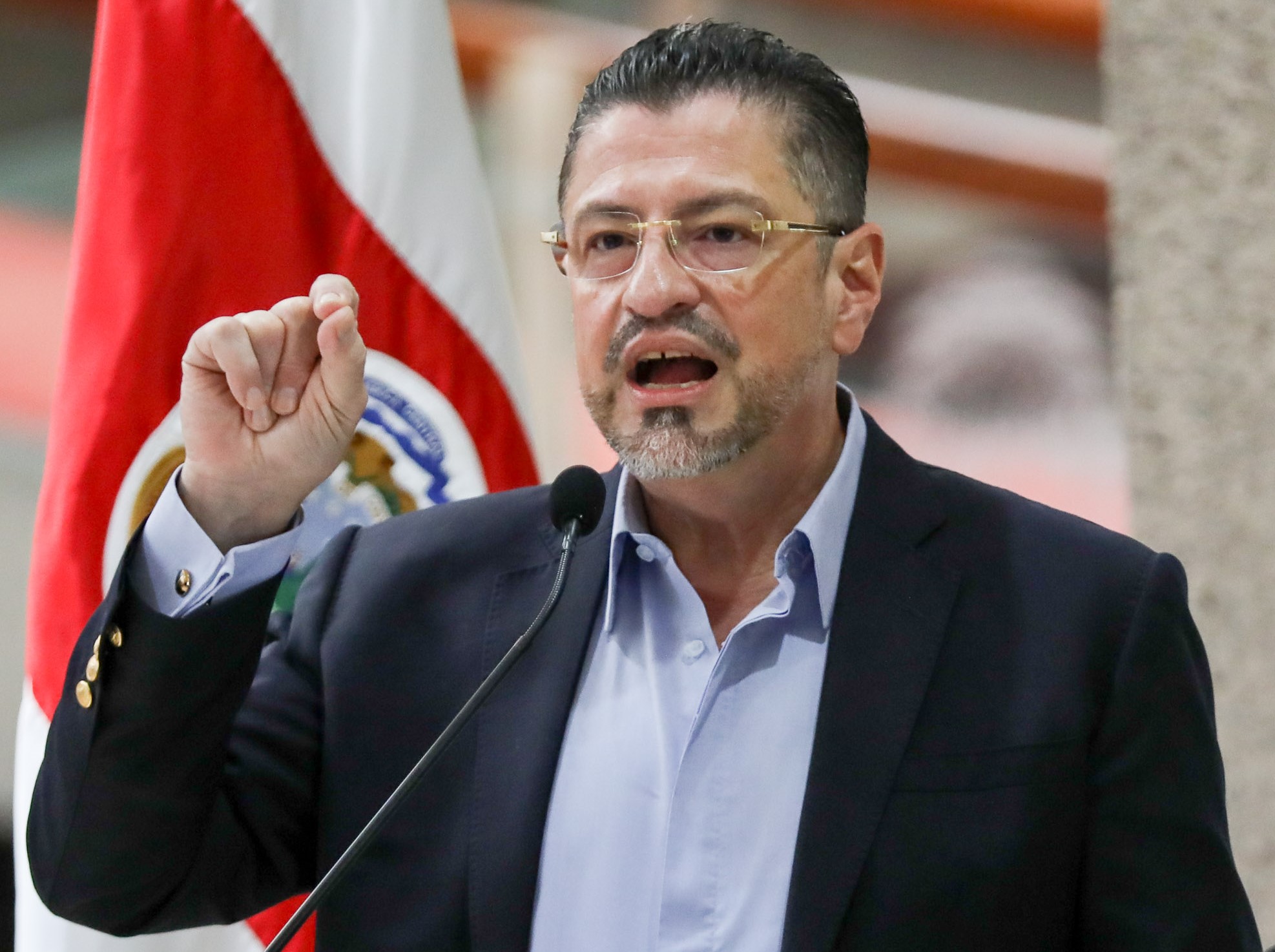 Rodrigo Chaves firma alternativa que amplía el registro de los ...