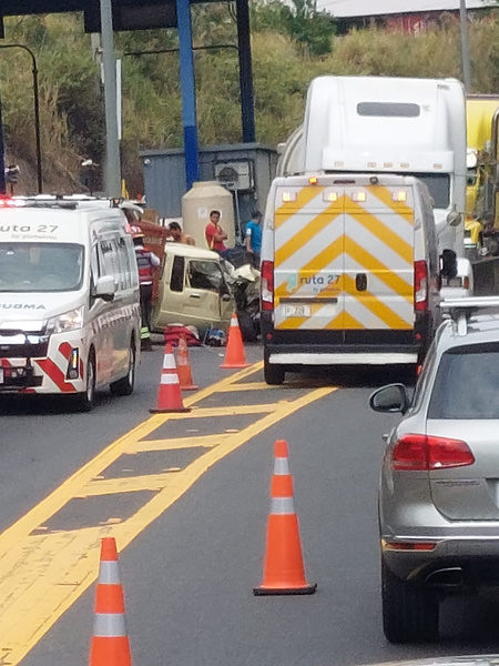 Grave accidente en Ruta 27 deja un fallecido y dos personas en ...
