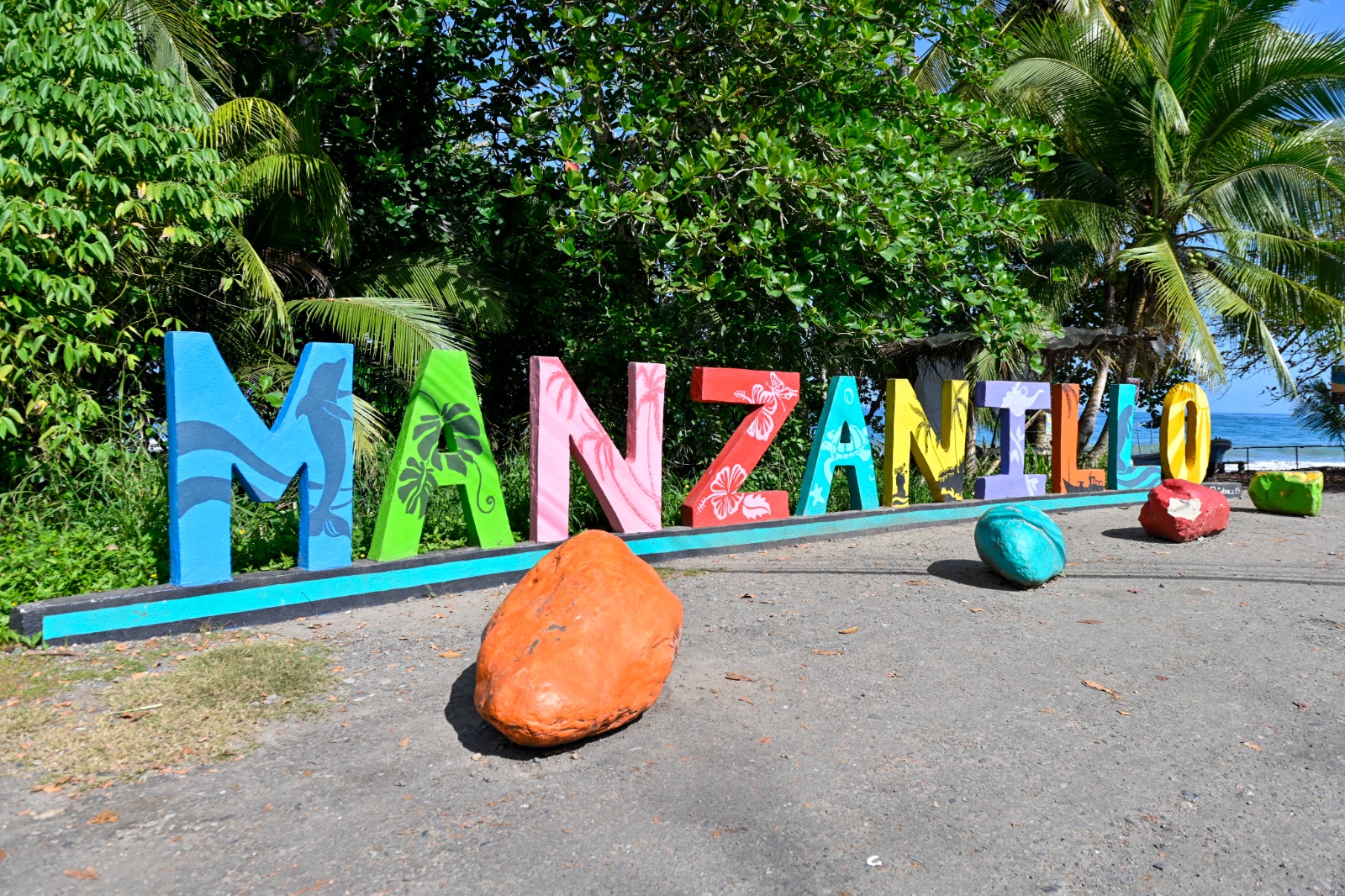 Manzanillo cuenta con pasarelas en la playa para el ingreso de personas ...