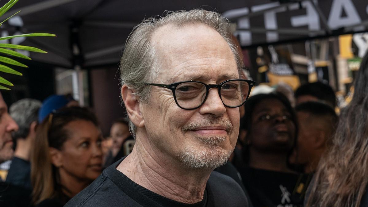 Agreden a Steve Buscemi, actor de Hollywood, mientras caminaba por las ...