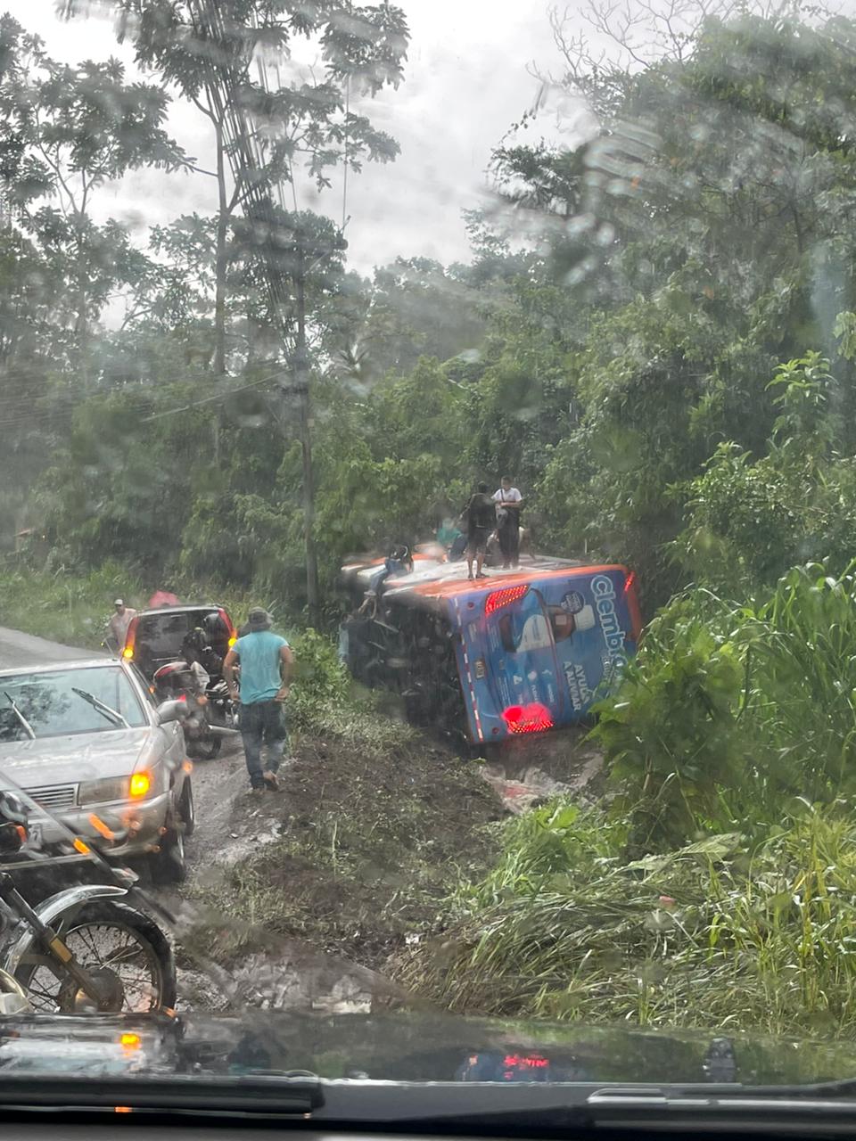(VIDEO) Bus con 40 pasajeros vuelca en Puriscal - CRC 891