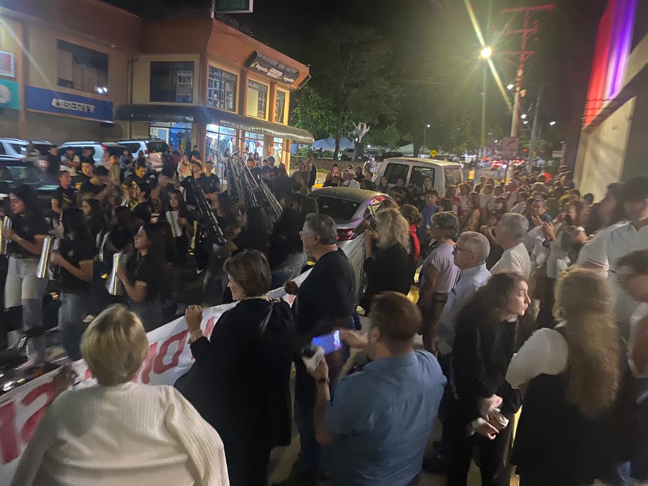 Vecinos de Santa Ana protestan para la preservación del Parque Lorne ...