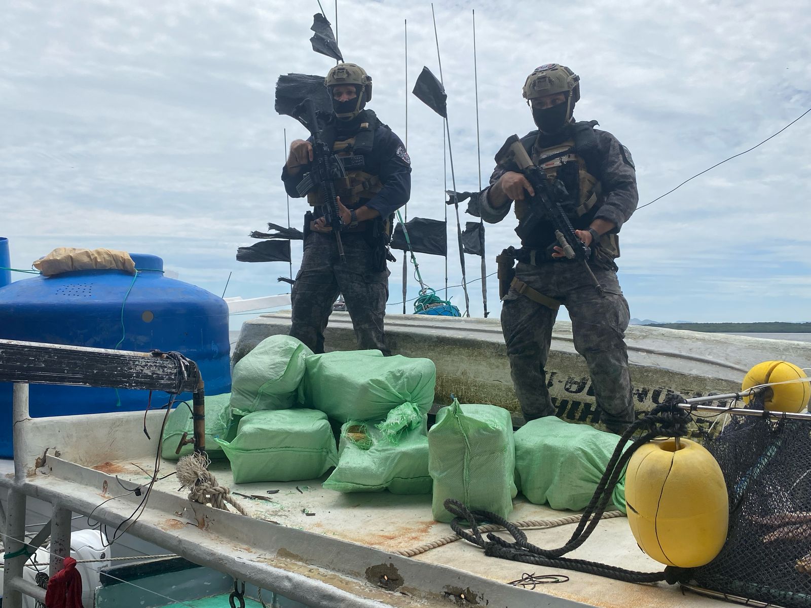 Guardacostas descubren 76 kilos de marihuana en barco pesquero - CRC 891
