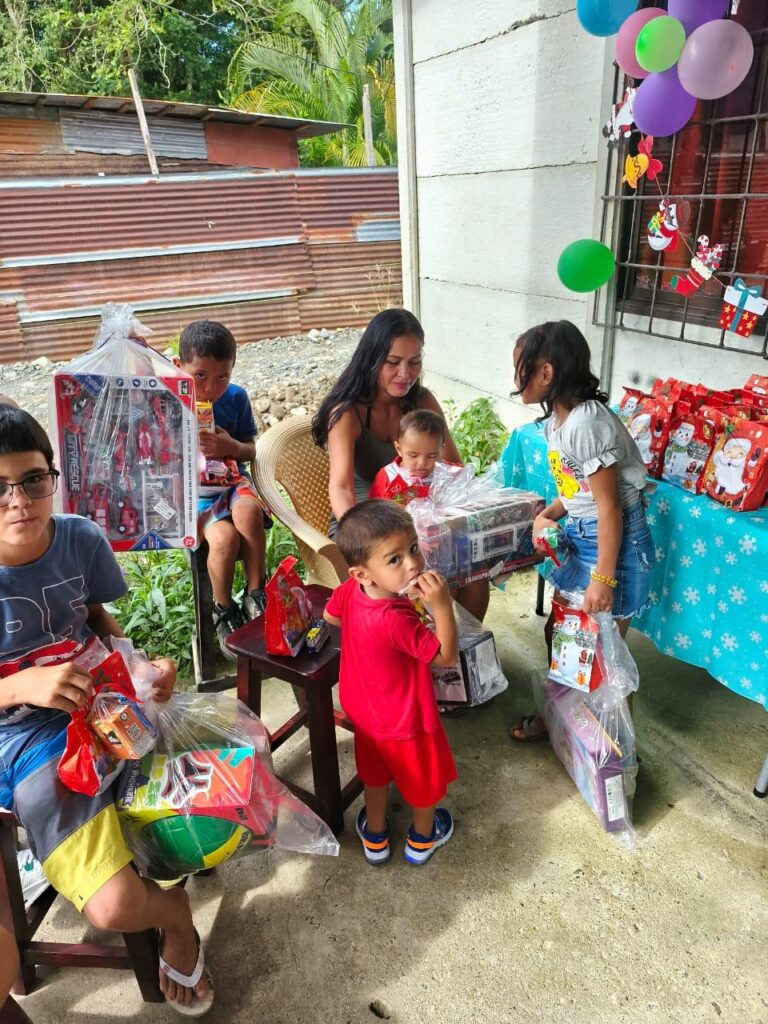 Campaña de 103.1 FM culminó con la entrega de regalos a comunidades de ...