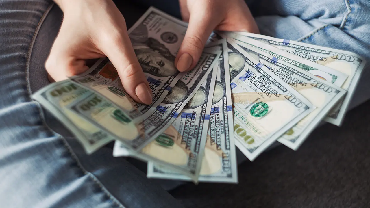 Dólar toca mínimo histórico y golpea ingresos de quienes ganan en ...